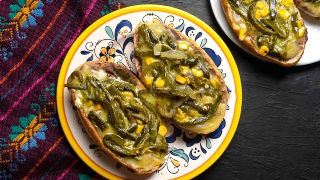 Receta de rajas de chile poblano con crema y elote - Sazón de Mamá